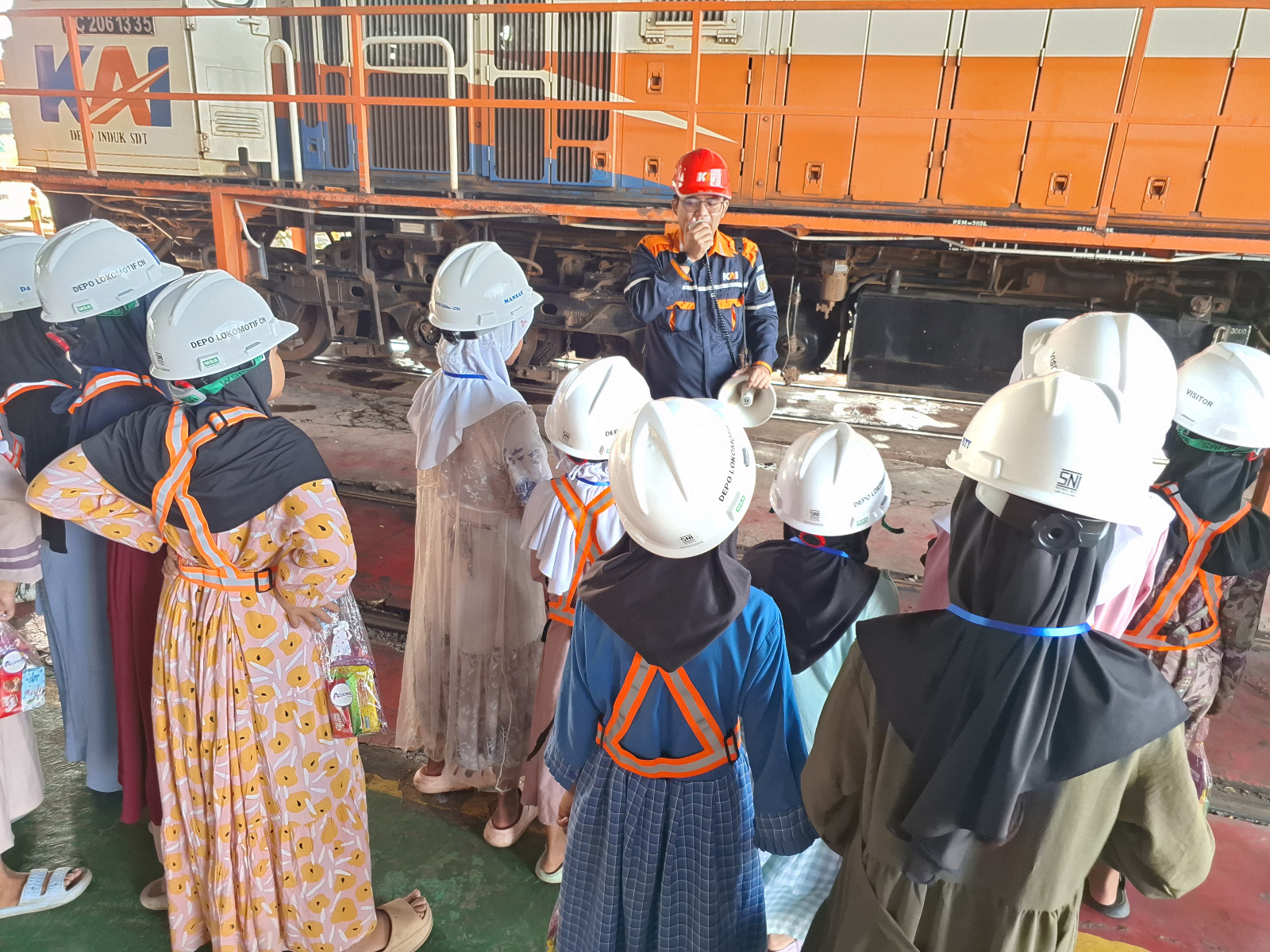 KAI Daop 3 Cirebon Ajak Anak Sekolah dan Lembaga Sosial Kenali Dunia ...